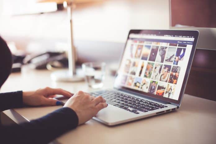 How to Transfer Pictures from a Computer to a Digital Picture Frame