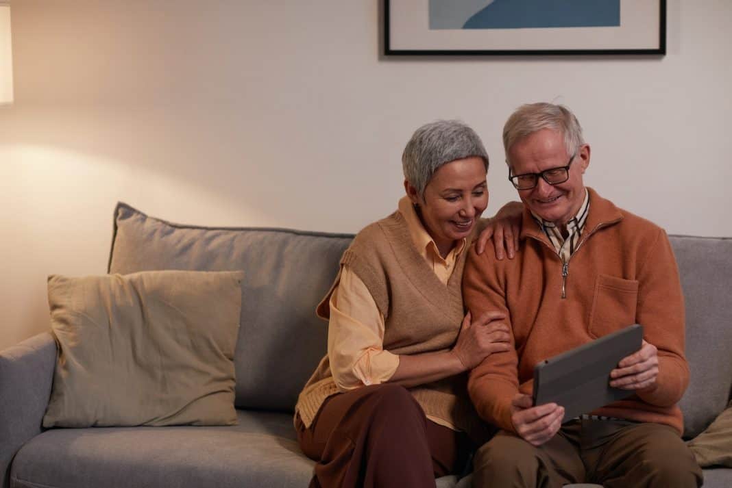 Digital Photo Frame For Grandparents What To Know First Pix Star Blog digital-photo-frame-for-grandparents-what-to-know-first-pix-star-blog